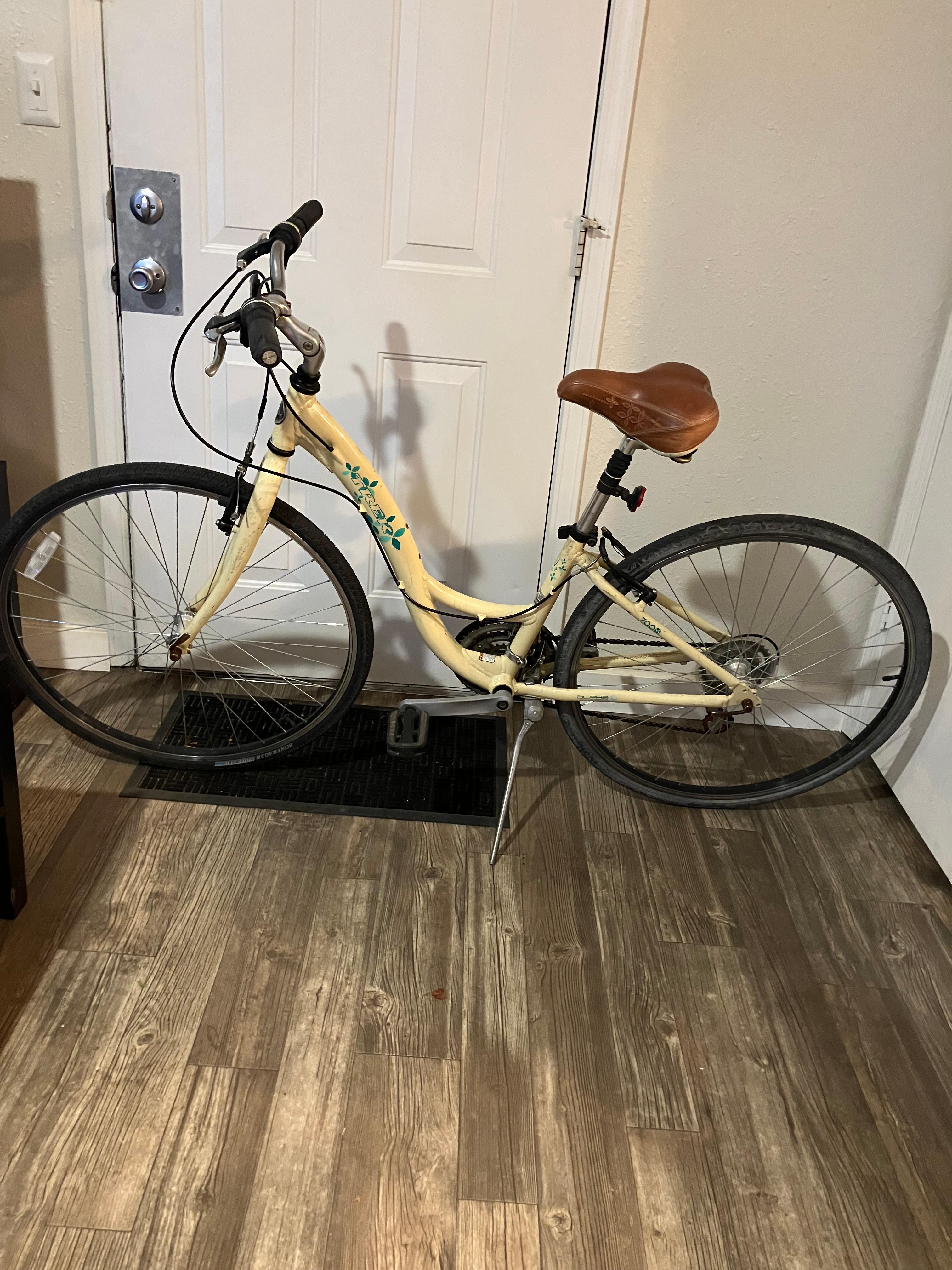 2022 Trek 700 - BicycleBlueBook.com